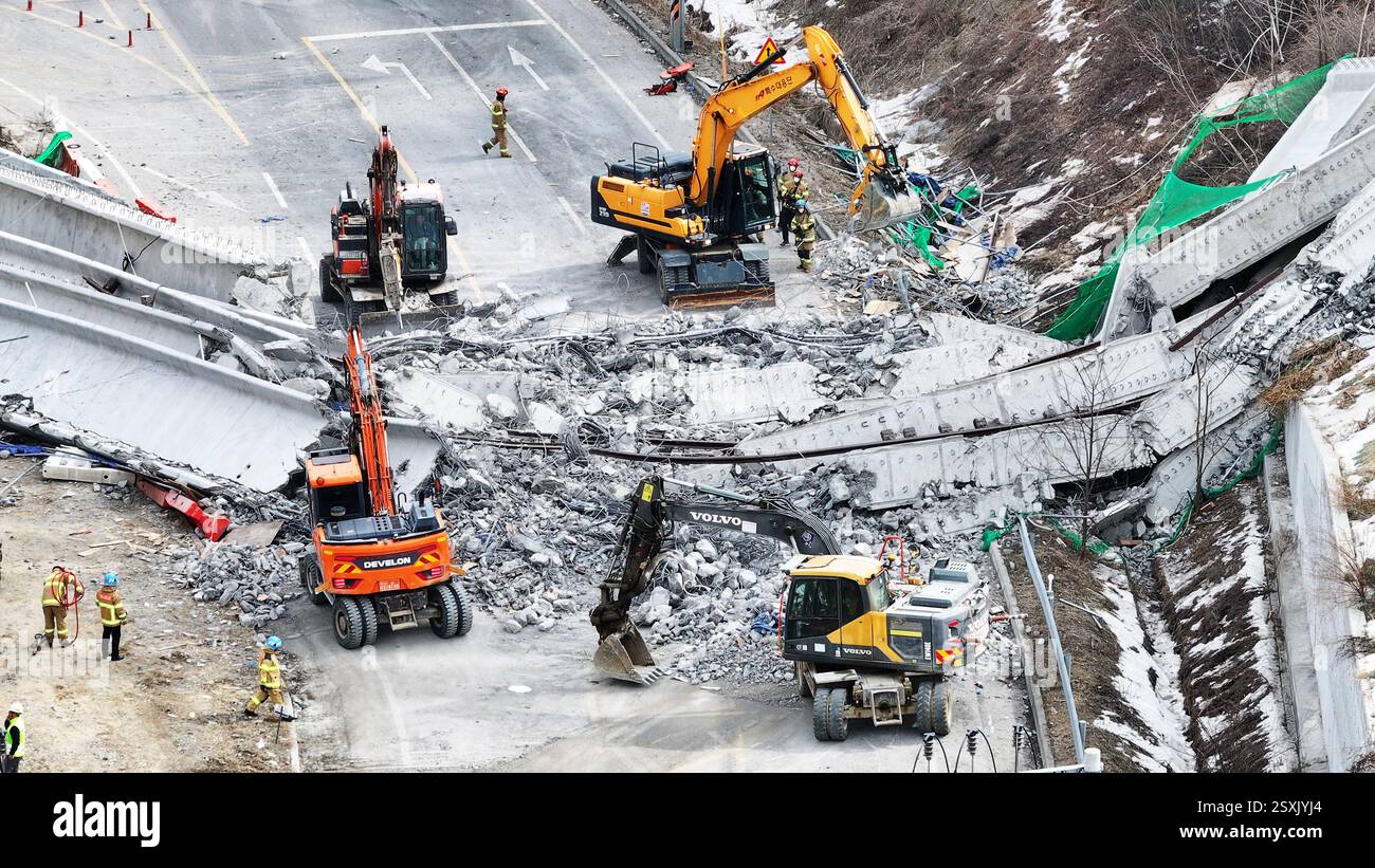 25th Feb, 2025. Bridge collapse at highway construction site This photo ...