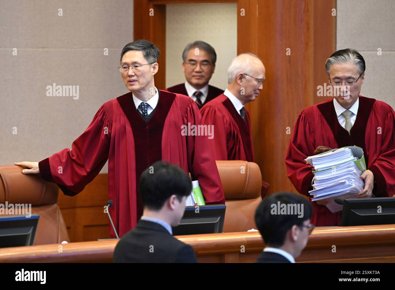 Judge Moon Hyung-bae, left, acting chief justice of South Korea's ...