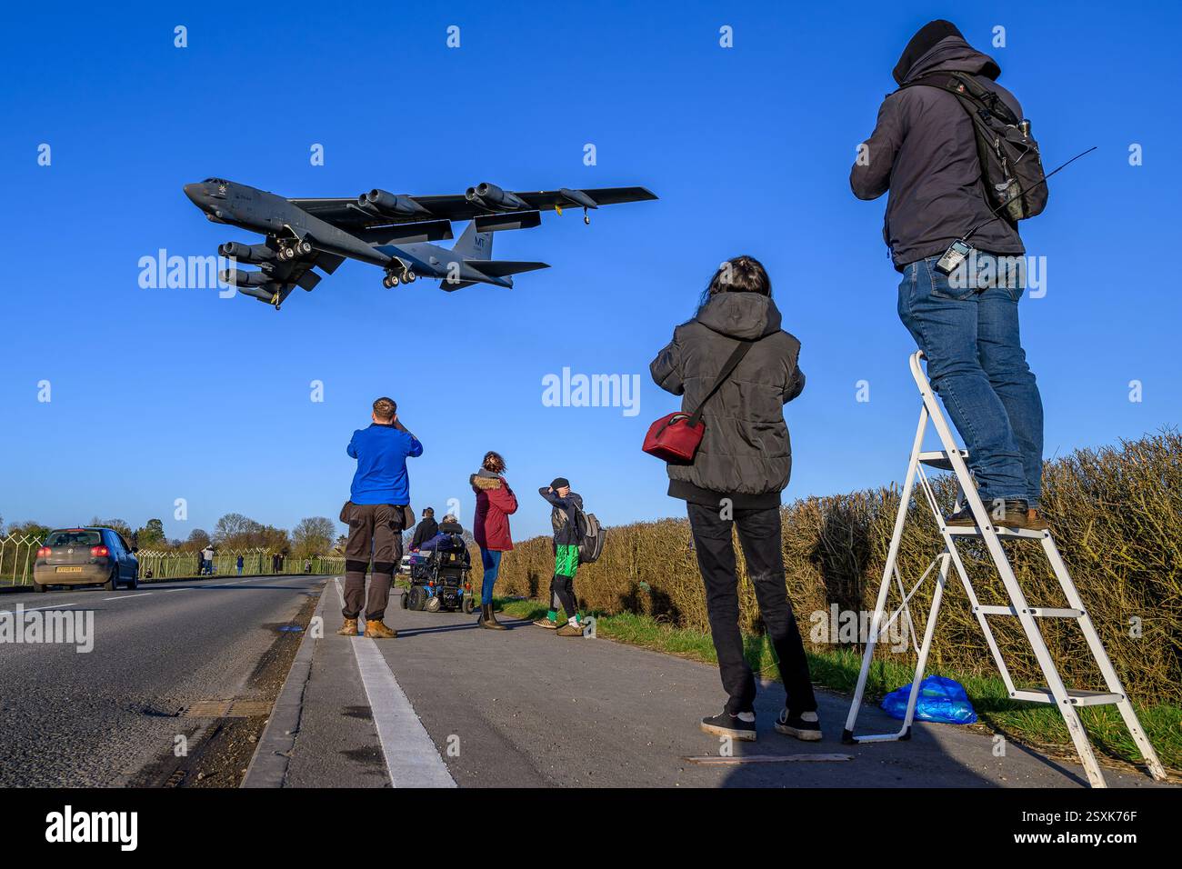 Plane spotters watching a B-52 Landing at RAF Fairford,UK Stock Photo ...