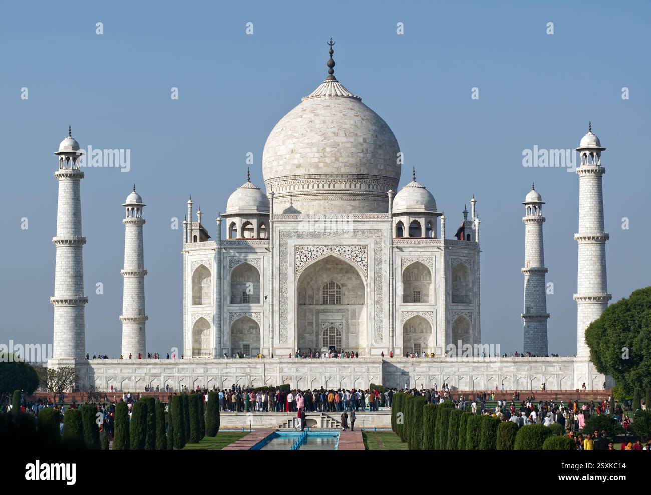 The Taj Mahal marble mausoleum Stock Photo - Alamy
