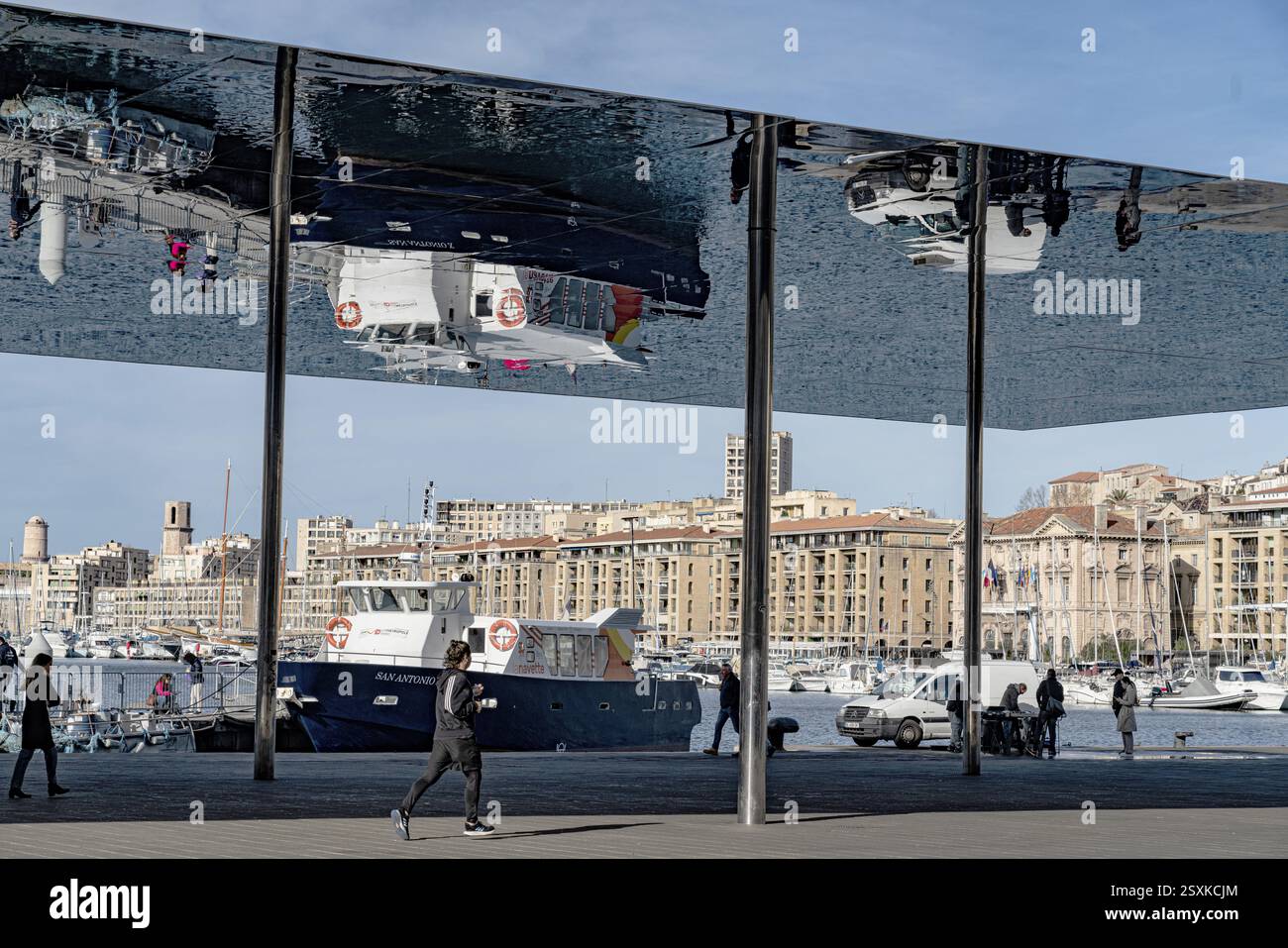 Norman foster mirrored pavilion hi-res stock photography and images - Alamy