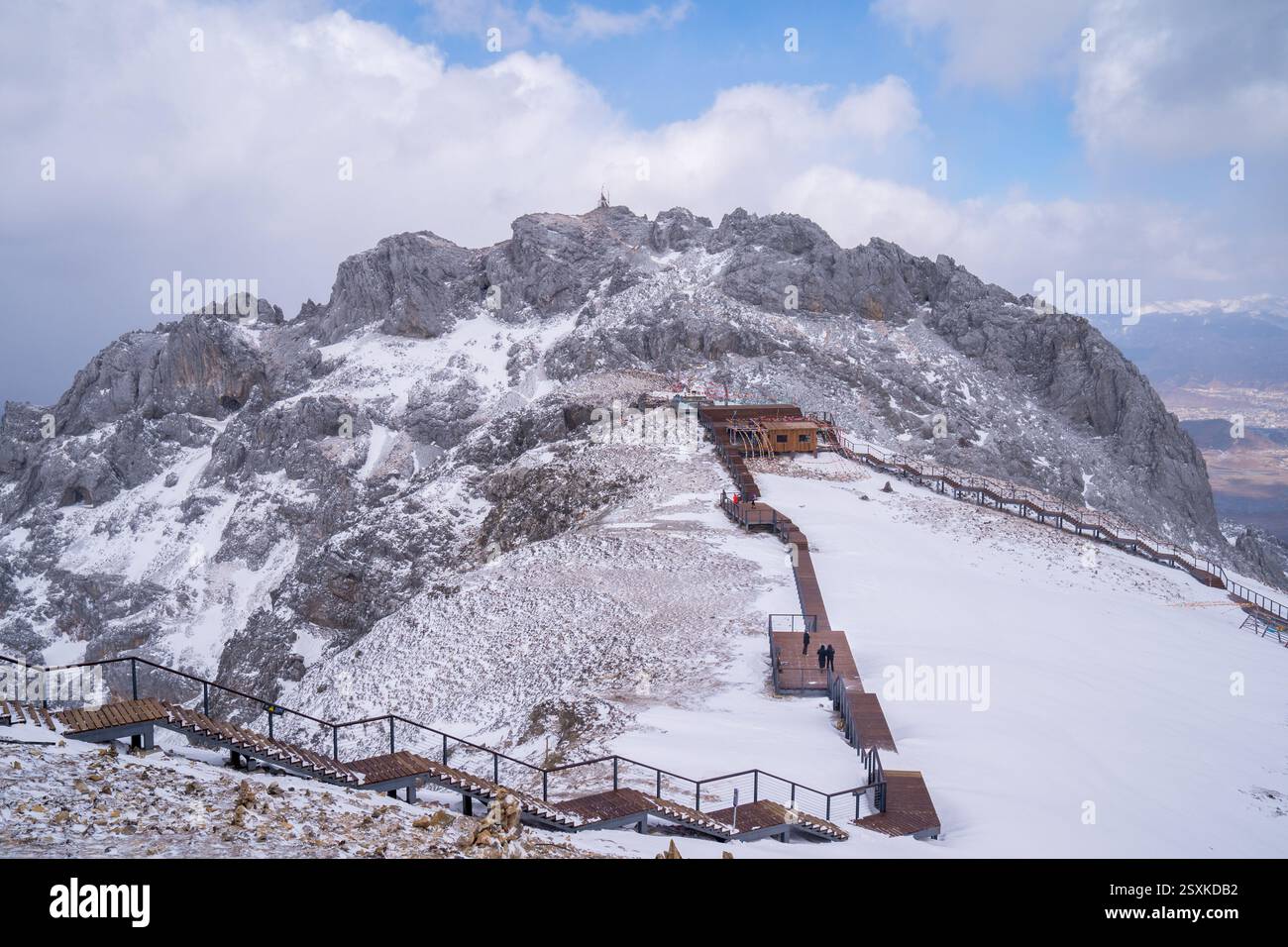 (250225) -- DEQEN, Feb. 25, 2025 (Xinhua) -- Tourists visit Shika Snow ...