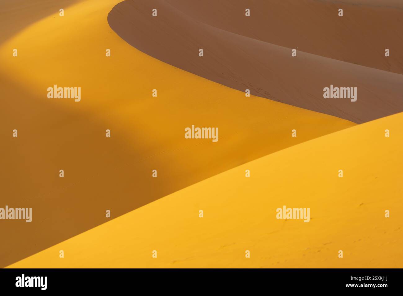 View of the sand dunes pattern in Merzouga, the Sahara Desert, Morocco ...