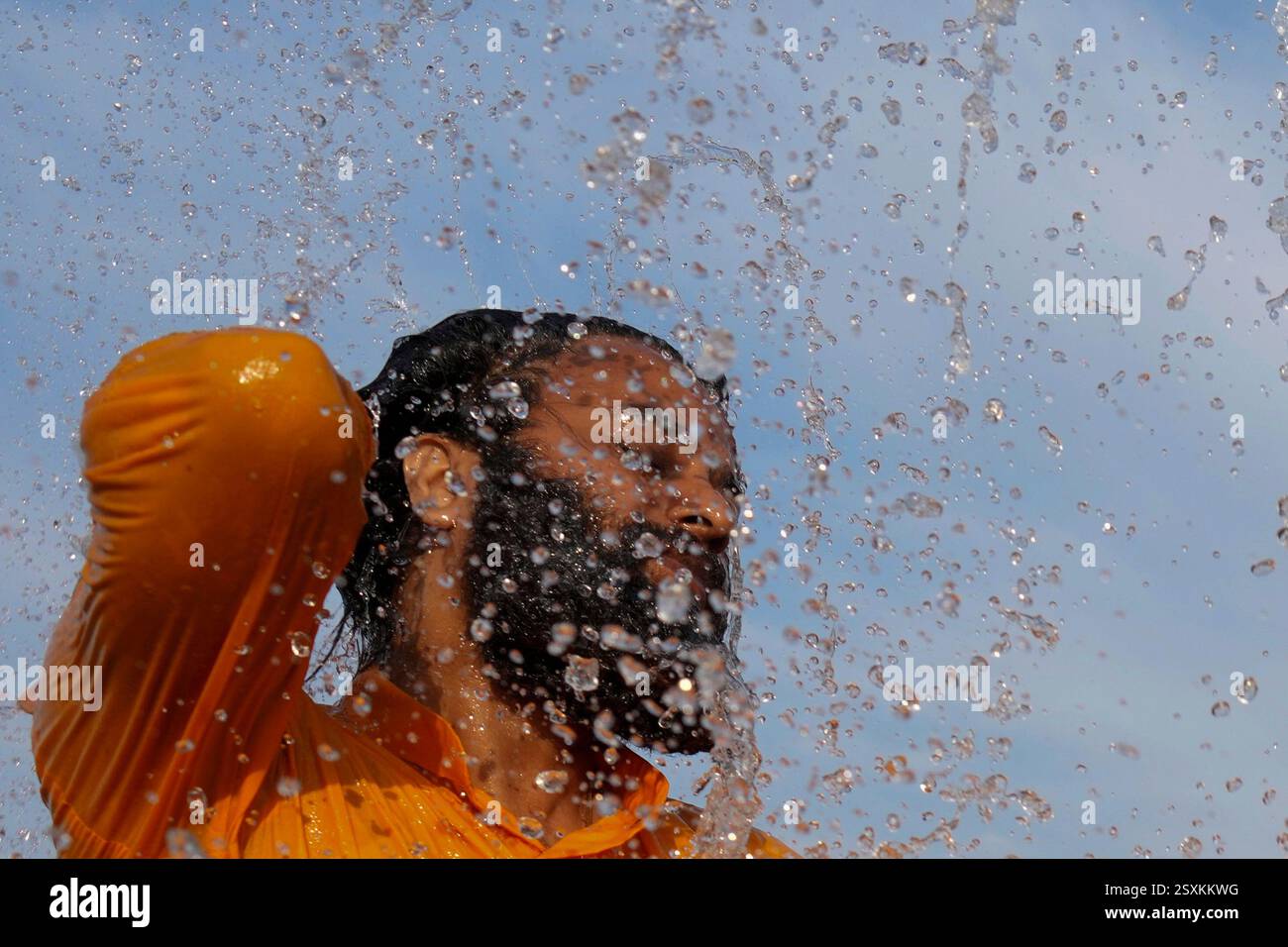 Hindu holy man Deepak takes ritualist dips at Sangam, the confluence of ...