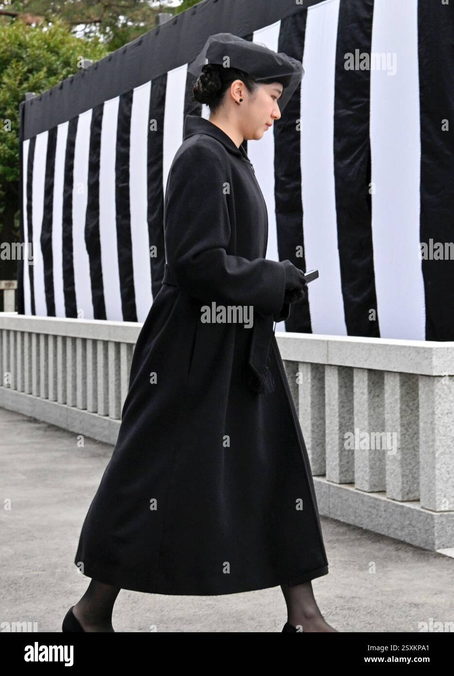 Japanese Princess Aiko heads to offer prayers for the late Princess ...