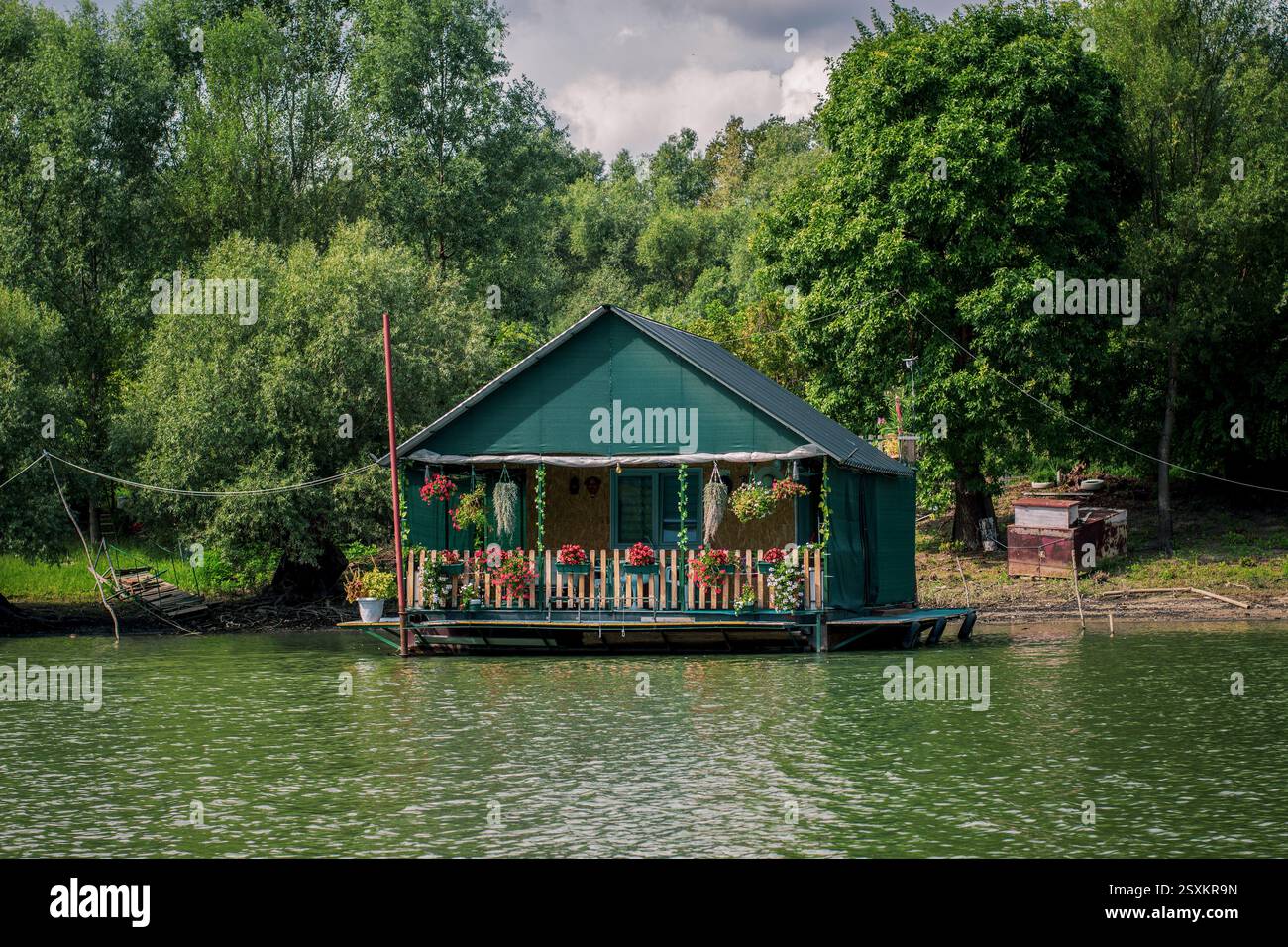 Floating raft house on the river Stock Photo - Alamy