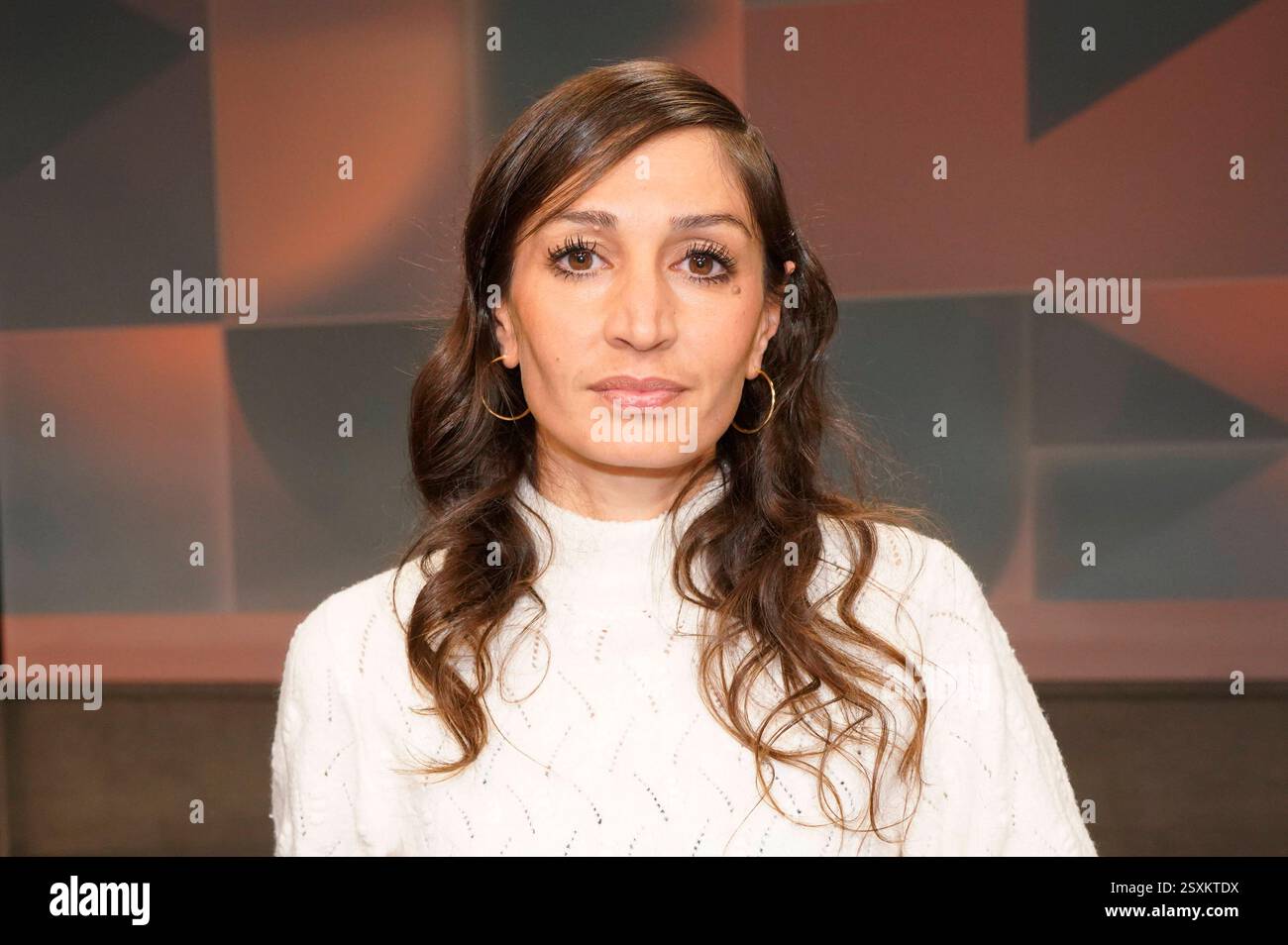 Gilda Sahebi in der ARD-Talkshow hart aber fair im Studio Adlershof ...