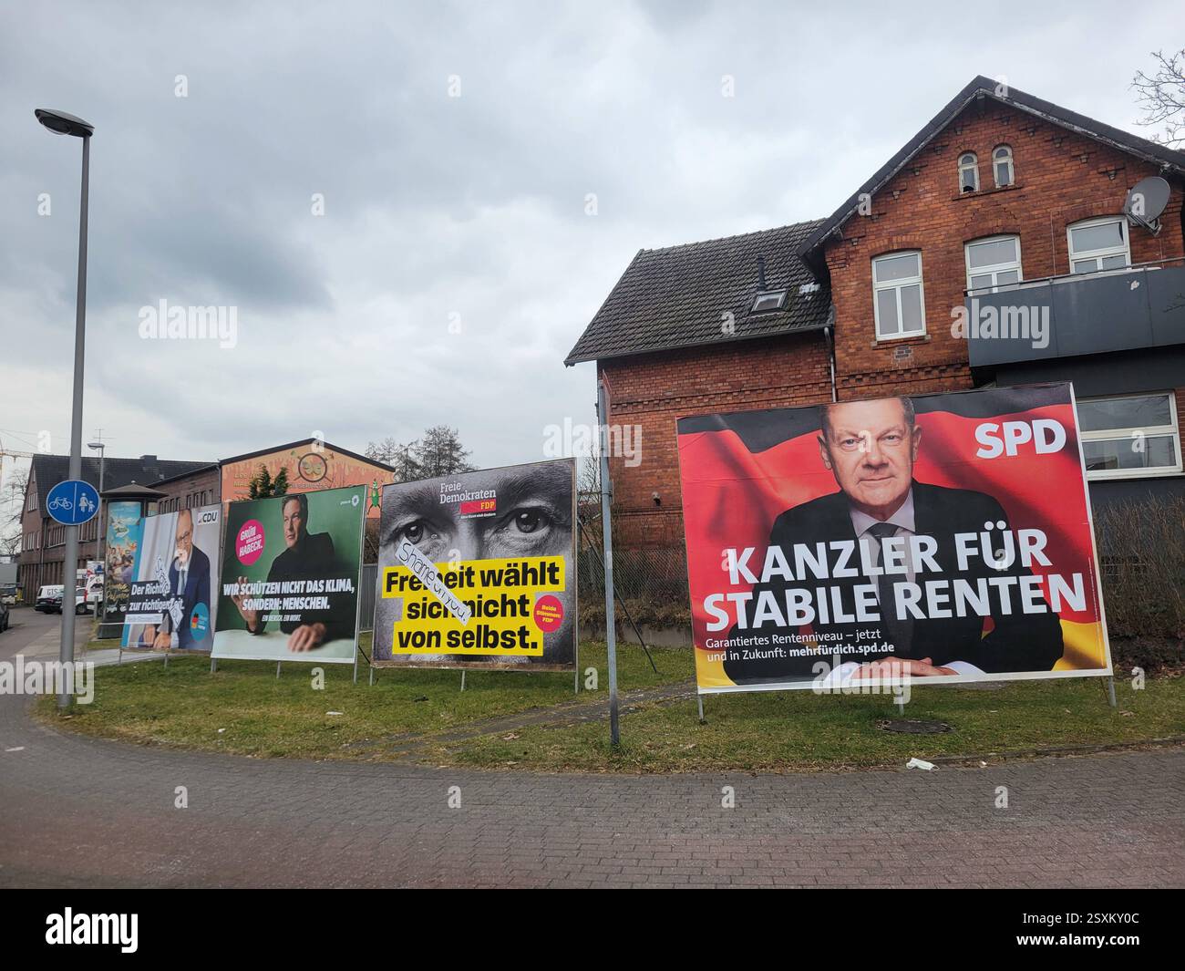 Feature / Symbol: Wahlplakate zur Bundestagswahl 02/25 pp Wahlwerbung ...