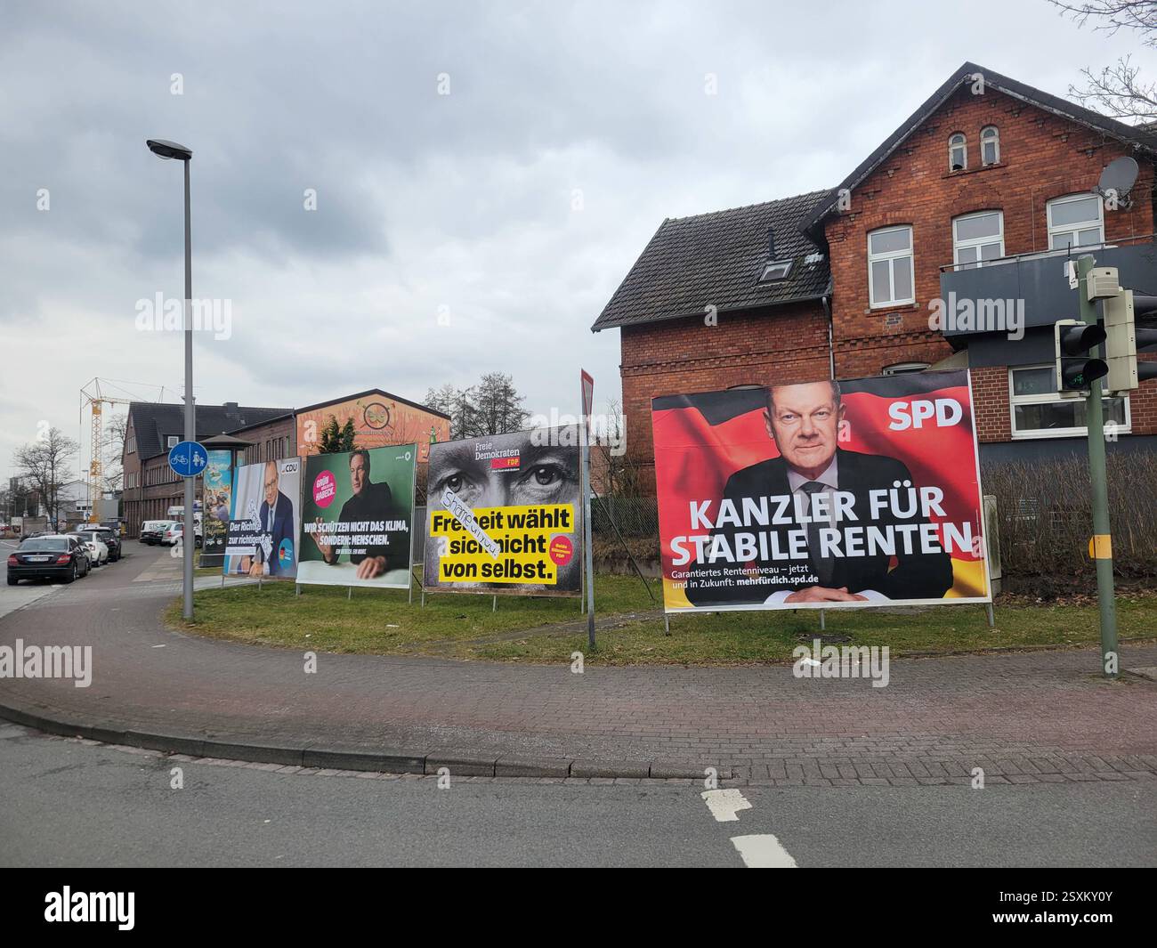 Feature / Symbol: Wahlplakate zur Bundestagswahl 02/25 pp Wahlwerbung ...