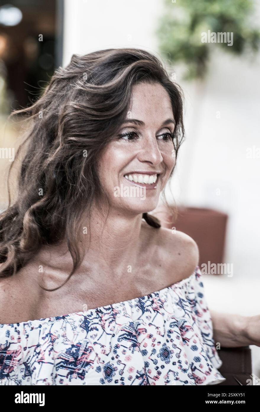 Woman brunette hi-res stock photography and images - Alamy