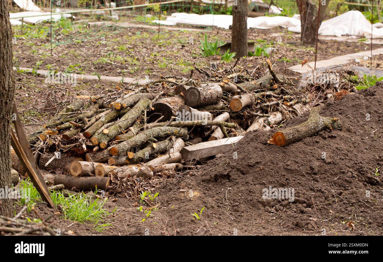Construction of a high bed according to permaculture principles with ...