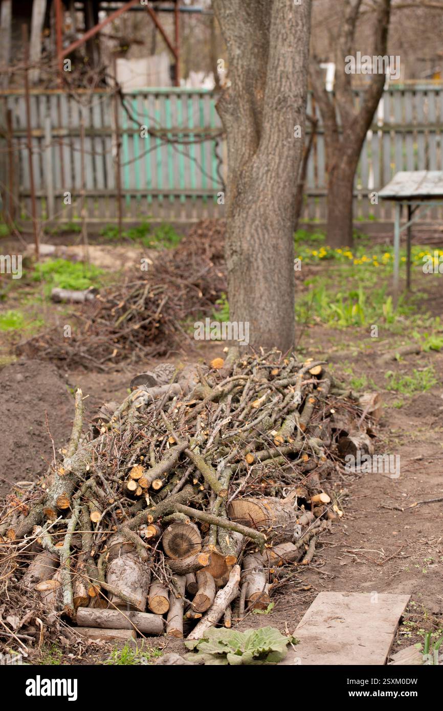Construction of a high bed according to permaculture principles with ...