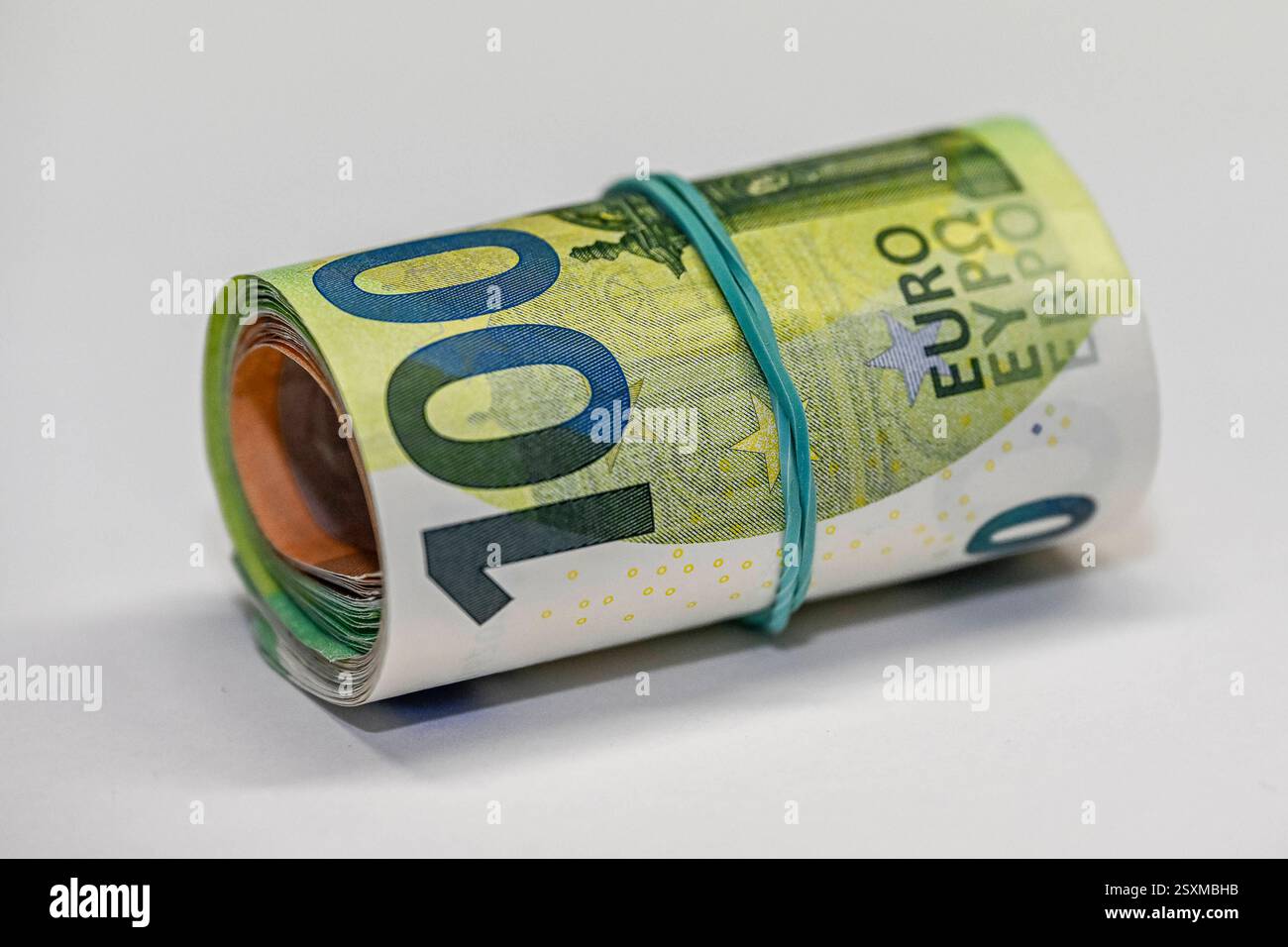 Euroscheine mit einem Gummiband umwickelt - Schwarzgeld, Deutschland ...