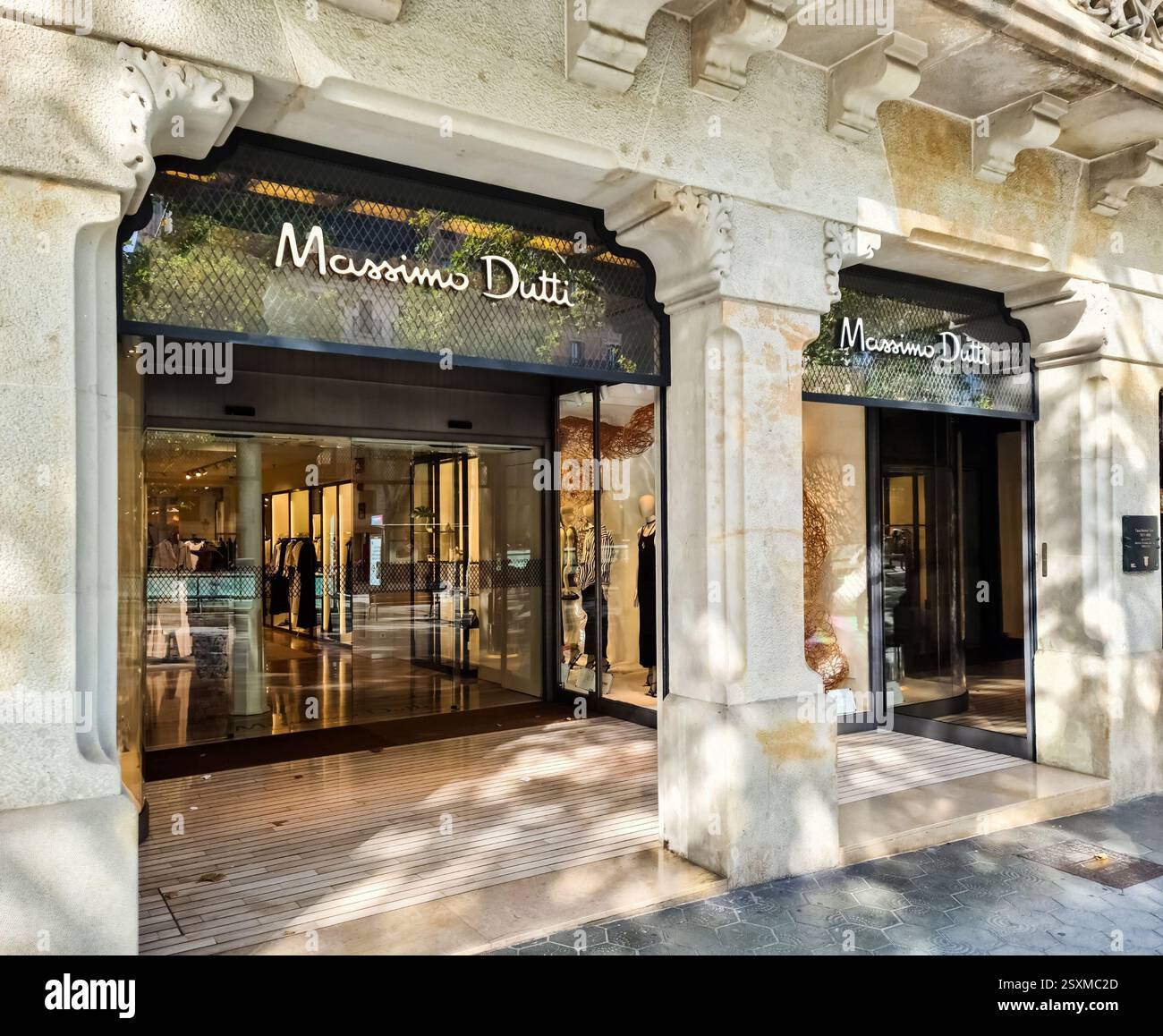 Barcelona, 18. July 2024: Massimo Dutti storefront in Barcelona, Spain ...