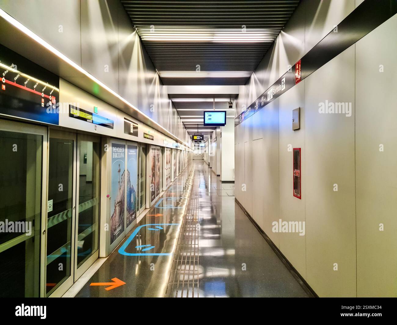 Barcelona, 18. July 2024: Modern and empty subway station platform in ...