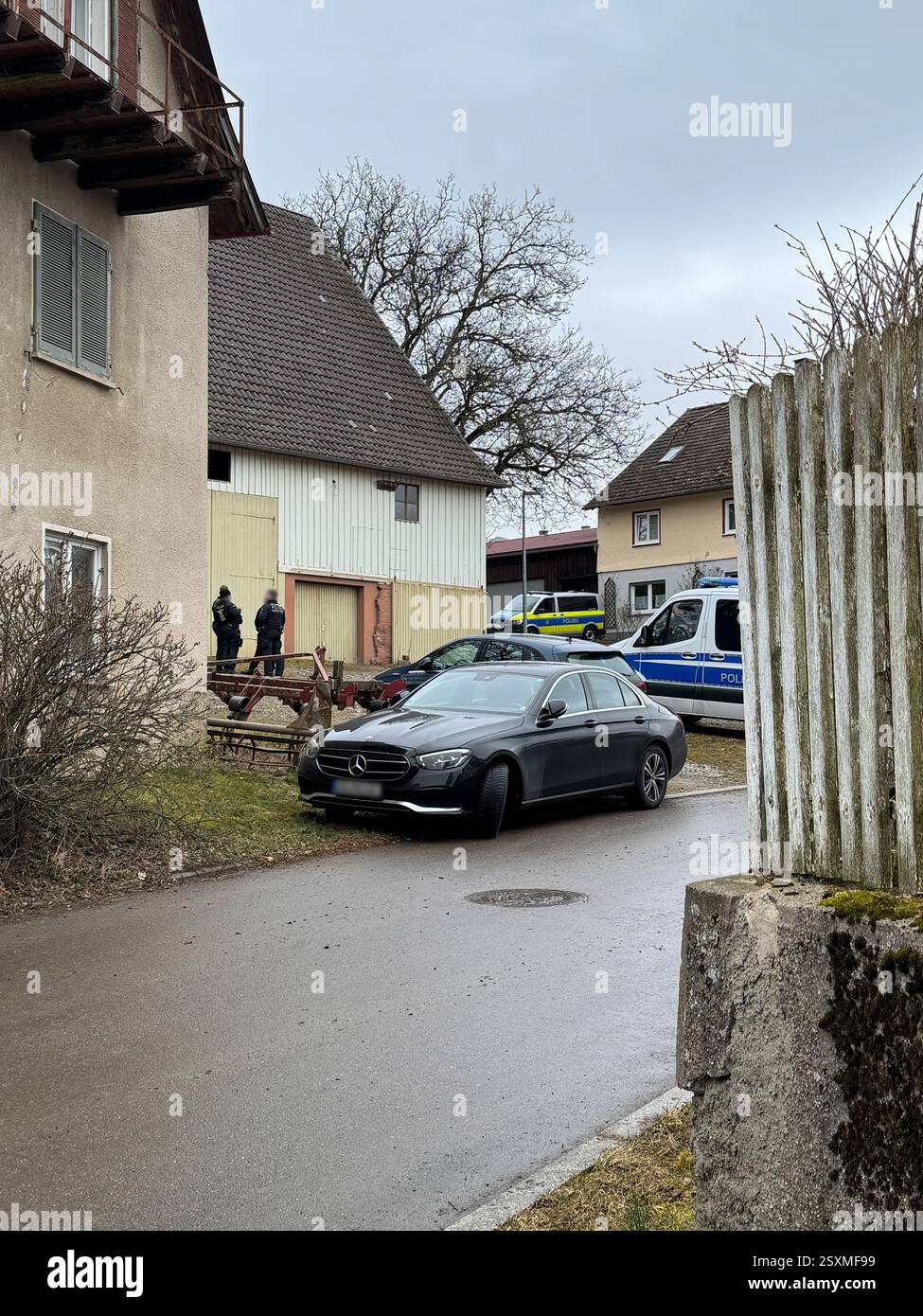 Dornhan, Germany. 25th Feb, 2025. Police officers stand in front of a ...