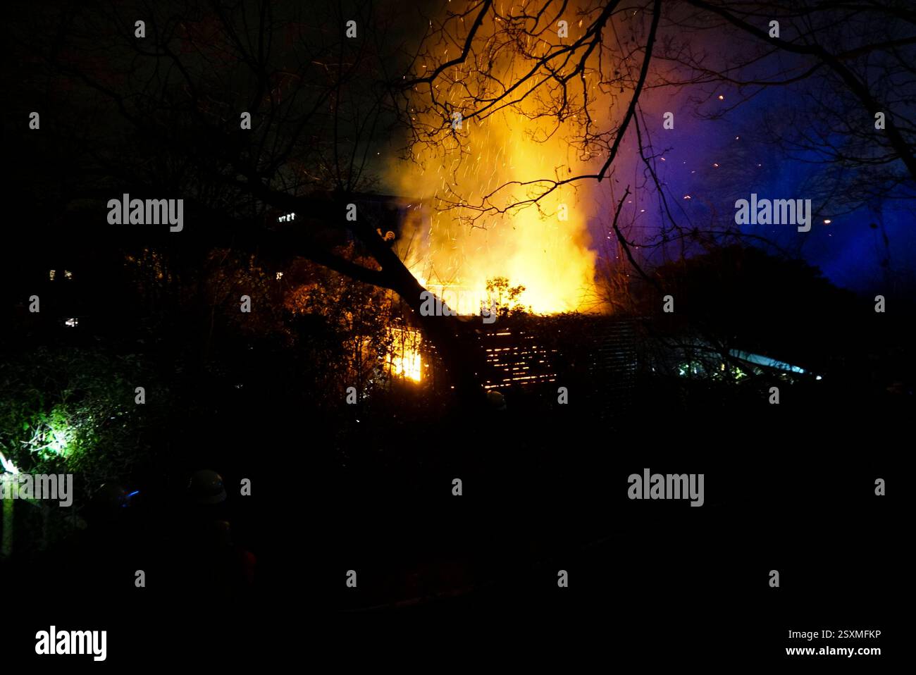 Feuwehrleute im Einsatz beim Loeschen lockerner Flammen beim Vollbrand ...