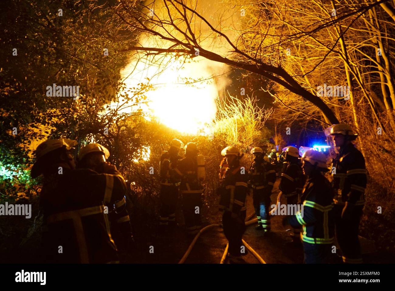 Feuwehrleute im Einsatz beim Loeschen lockerner Flammen beim Vollbrand ...