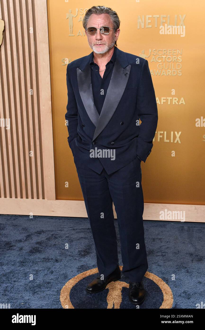 LOS ANGELES, CALIFORNIA, USA - FEBRUARY 23: Daniel Craig wearing a ...