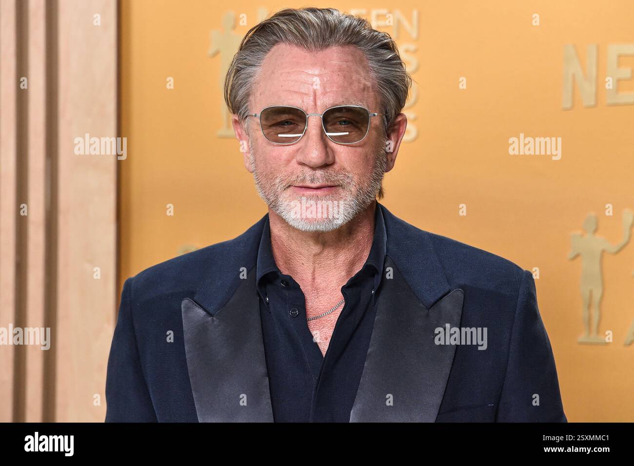 LOS ANGELES, CALIFORNIA, USA - FEBRUARY 23: Daniel Craig wearing a ...