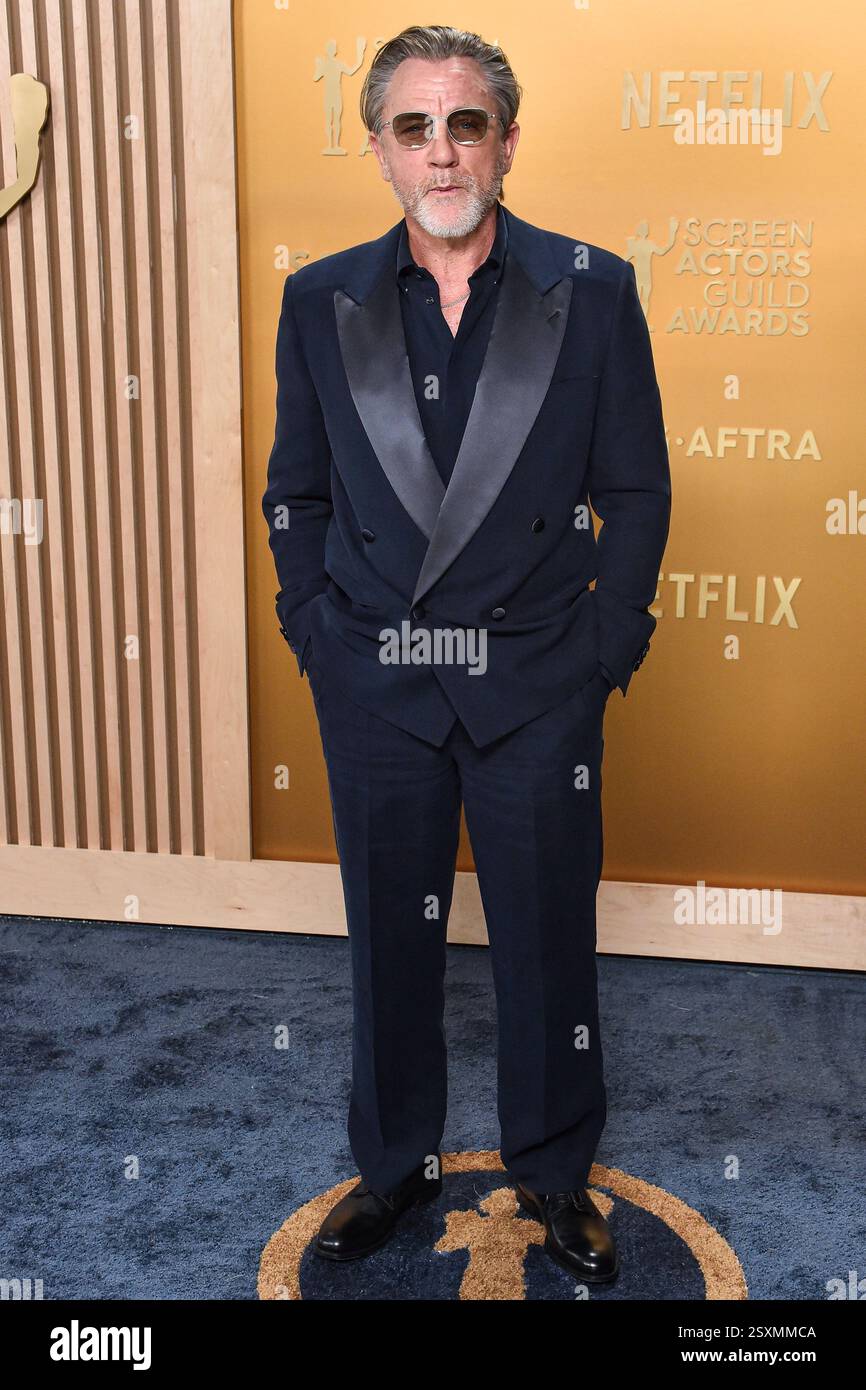 LOS ANGELES, CALIFORNIA, USA - FEBRUARY 23: Daniel Craig wearing a ...