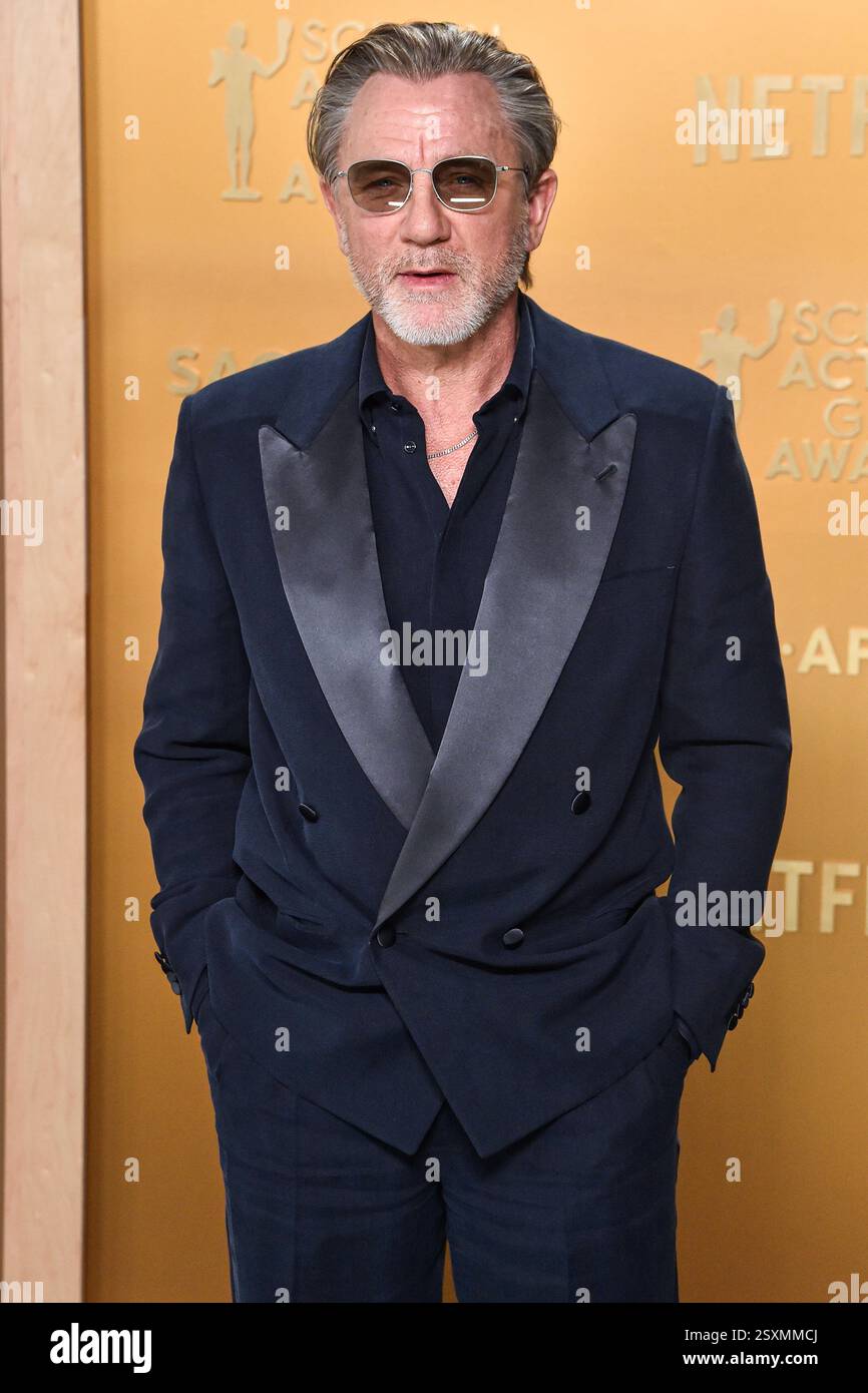 LOS ANGELES, CALIFORNIA, USA - FEBRUARY 23: Daniel Craig wearing a ...