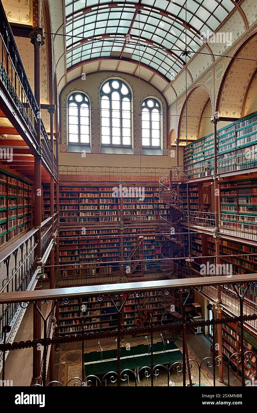 A huge hidden library inside a museum Stock Photo - Alamy