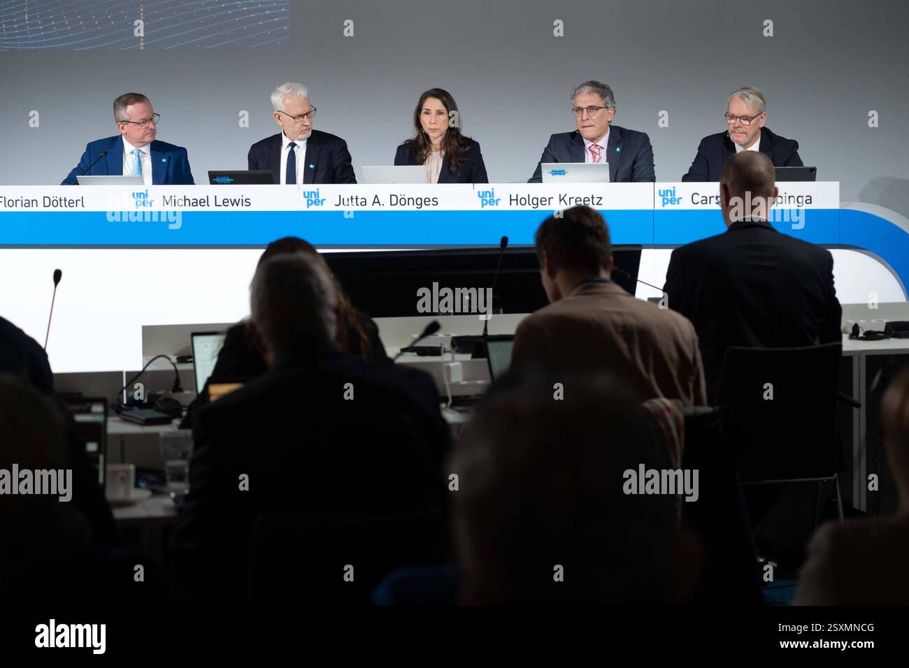 v.l. Florian DOETTERL, Dötterl, Leiter der Konzernkommunikation ...