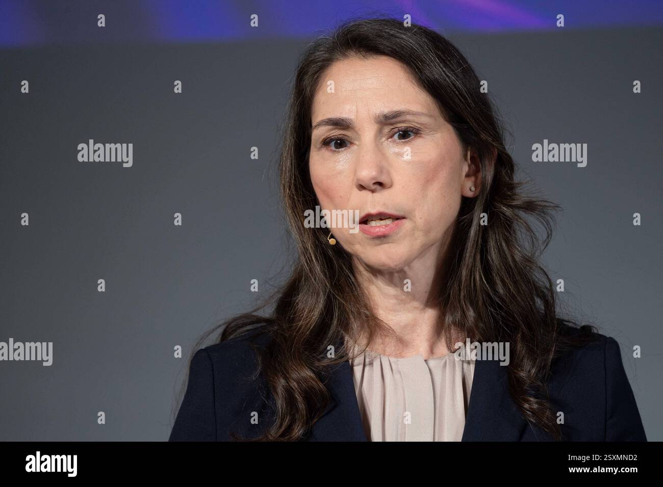 Jutta A. DOENGES, Dönges, Vorstandsmitglied, Finanzvorstand, Chief ...