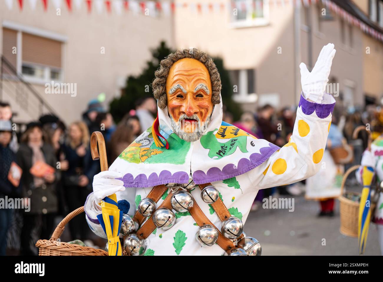 Kischtämännle Narros des Narrenverein Honberger nehmen beim ...