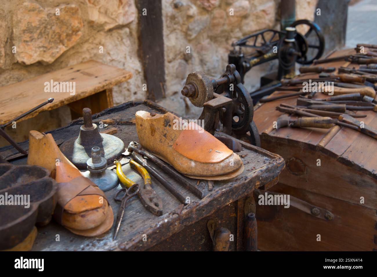 Zapatero tradicional hi-res stock photography and images - Alamy