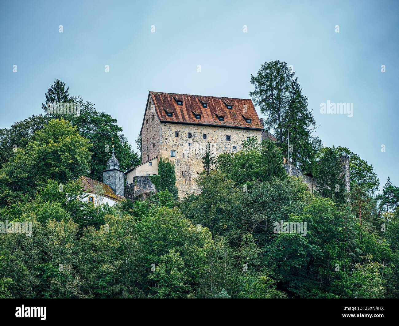 Burg versteckt hi-res stock photography and images - Alamy