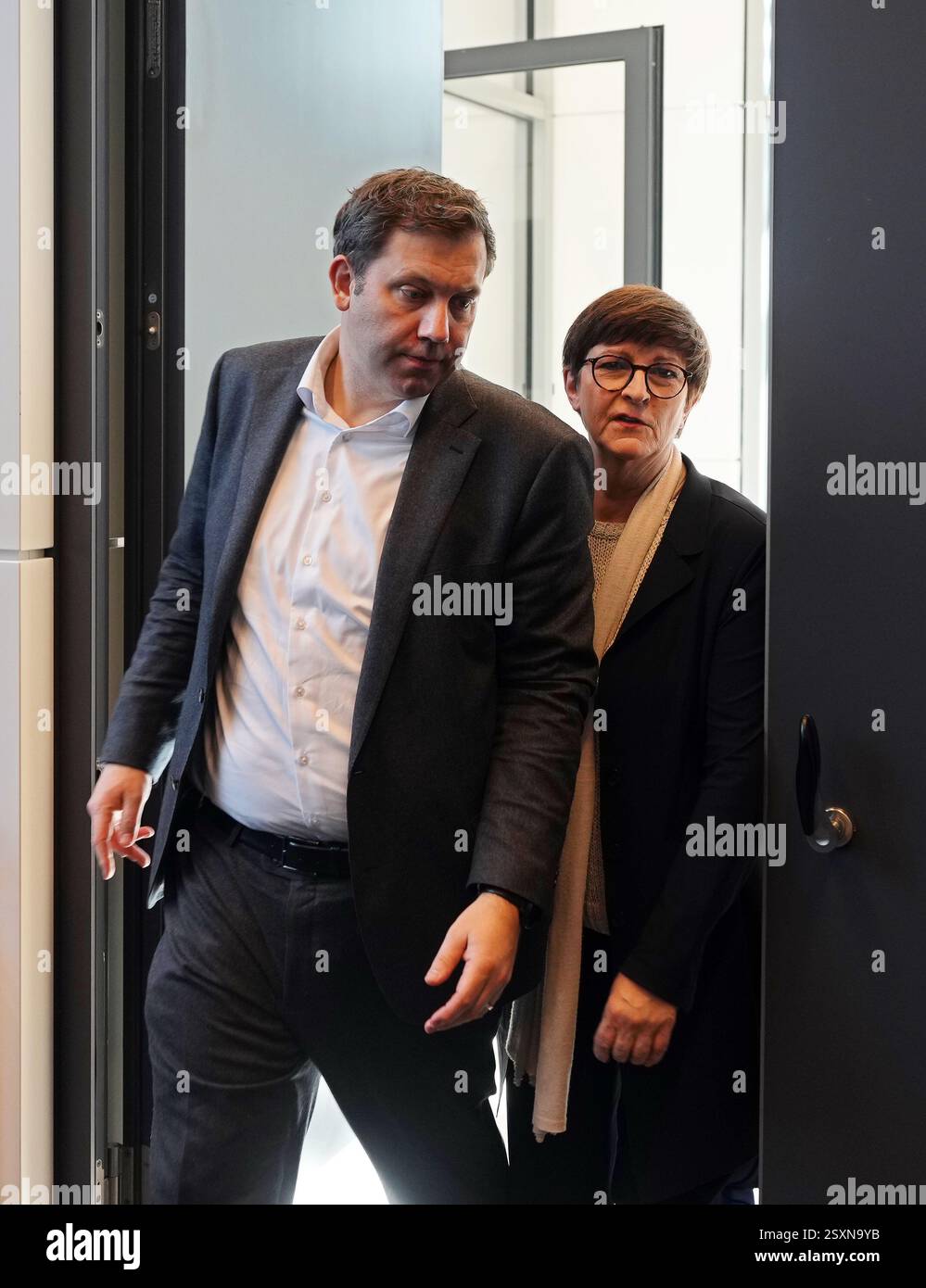 25 February 2025, Berlin: The SPD federal chairmen Lars Klingbeil (l ...