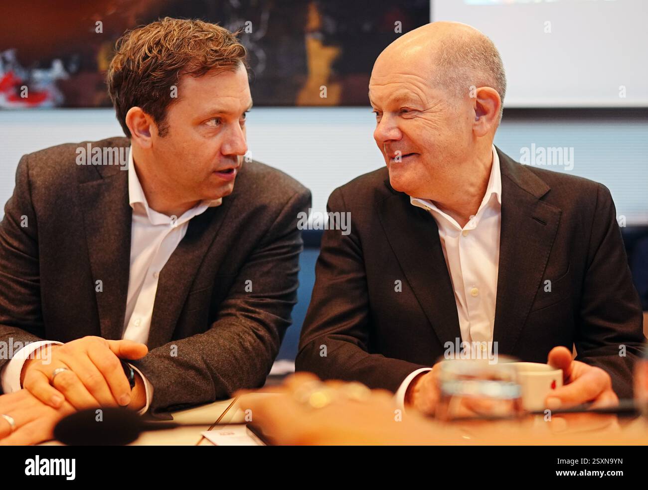 Berlin, Germany. 25th Feb, 2025. Lars Klingbeil (l), Federal Chairman ...