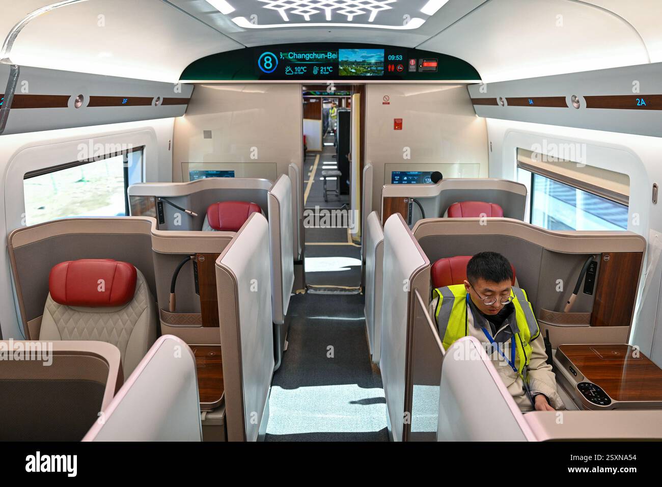 (250225) -- BEIJING, Feb. 25, 2025 (Xinhua) -- A staff worker conducts ...