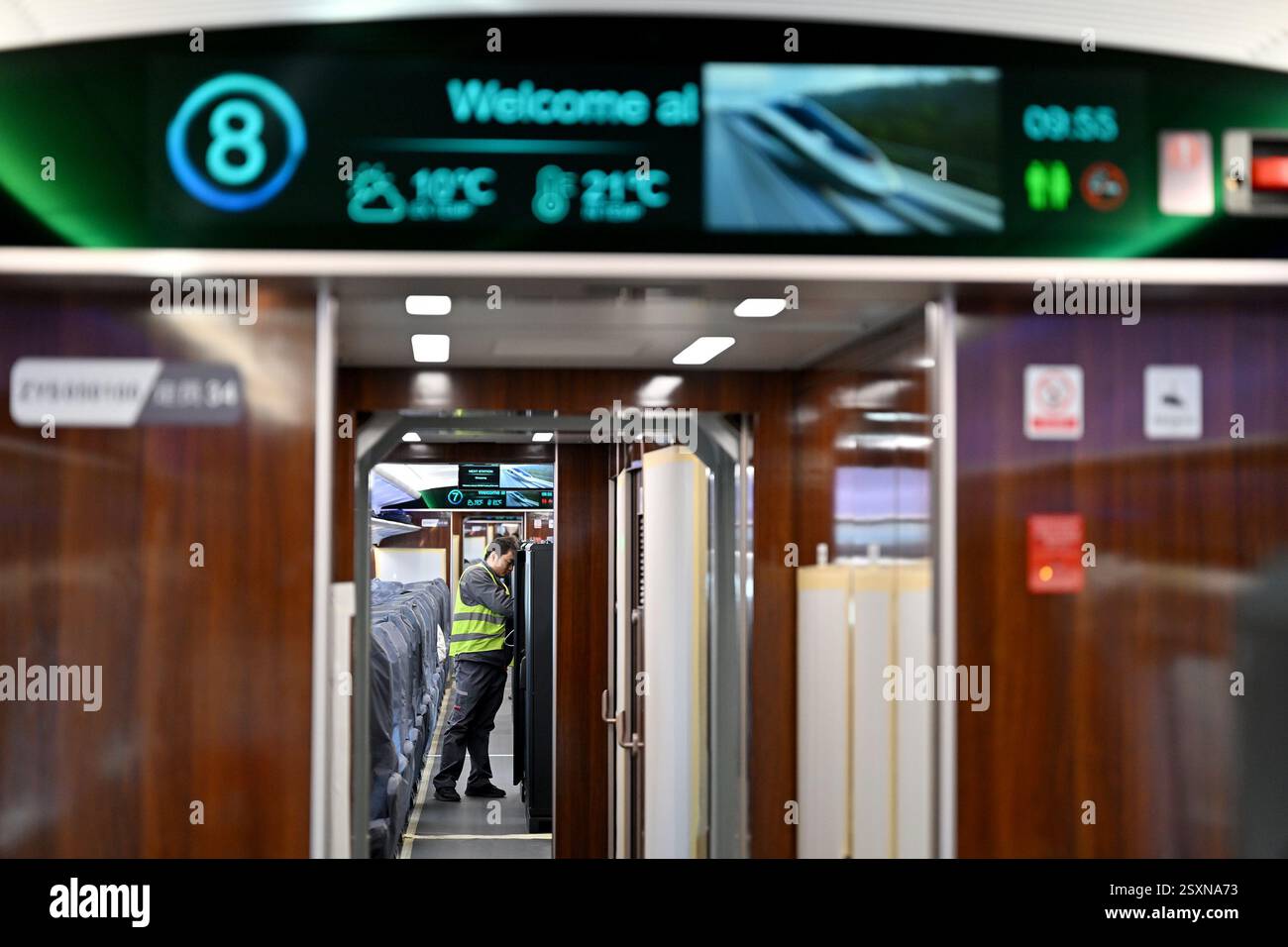 (250225) -- BEIJING, Feb. 25, 2025 (Xinhua) -- A staff worker conducts ...