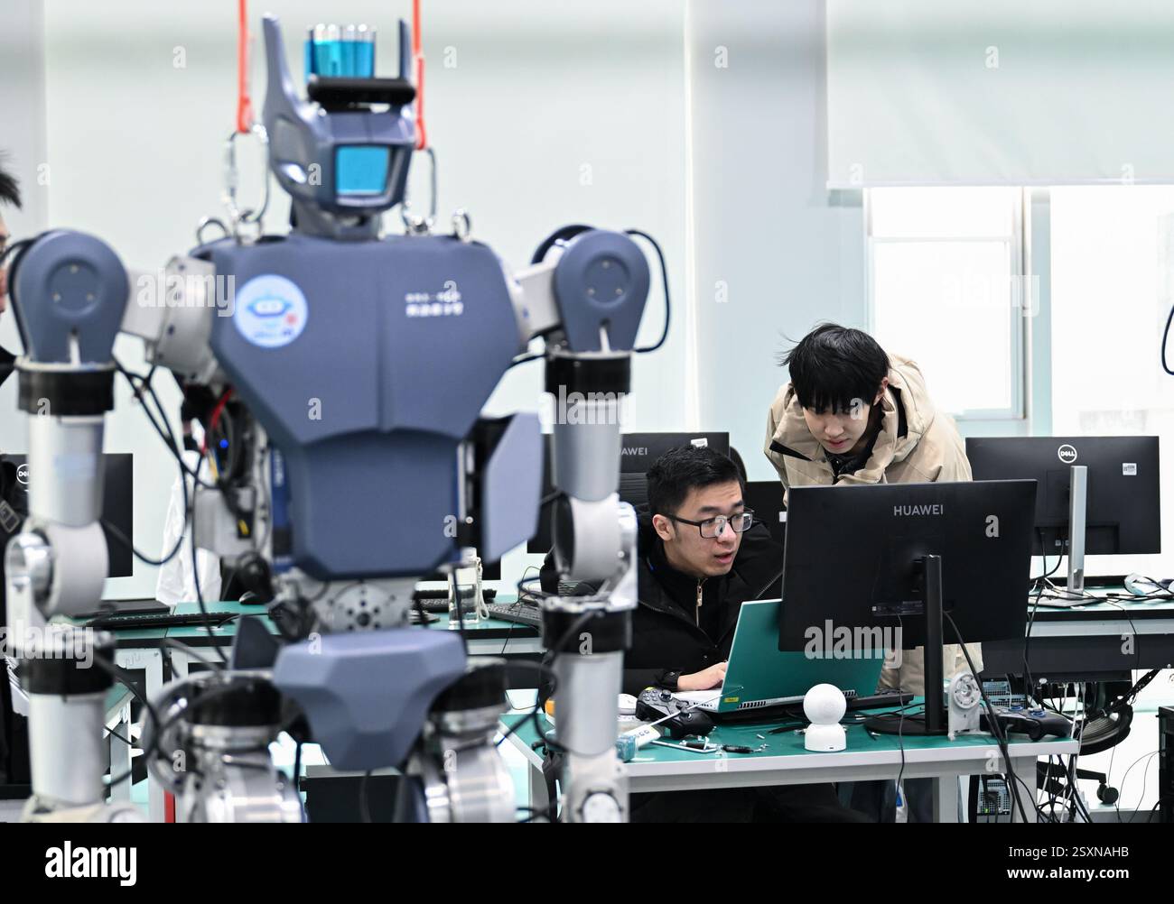 (250225) -- WUHAN, Feb. 25, 2025 (Xinhua) -- Members of the R&D team of Wuhan Glory Road ...