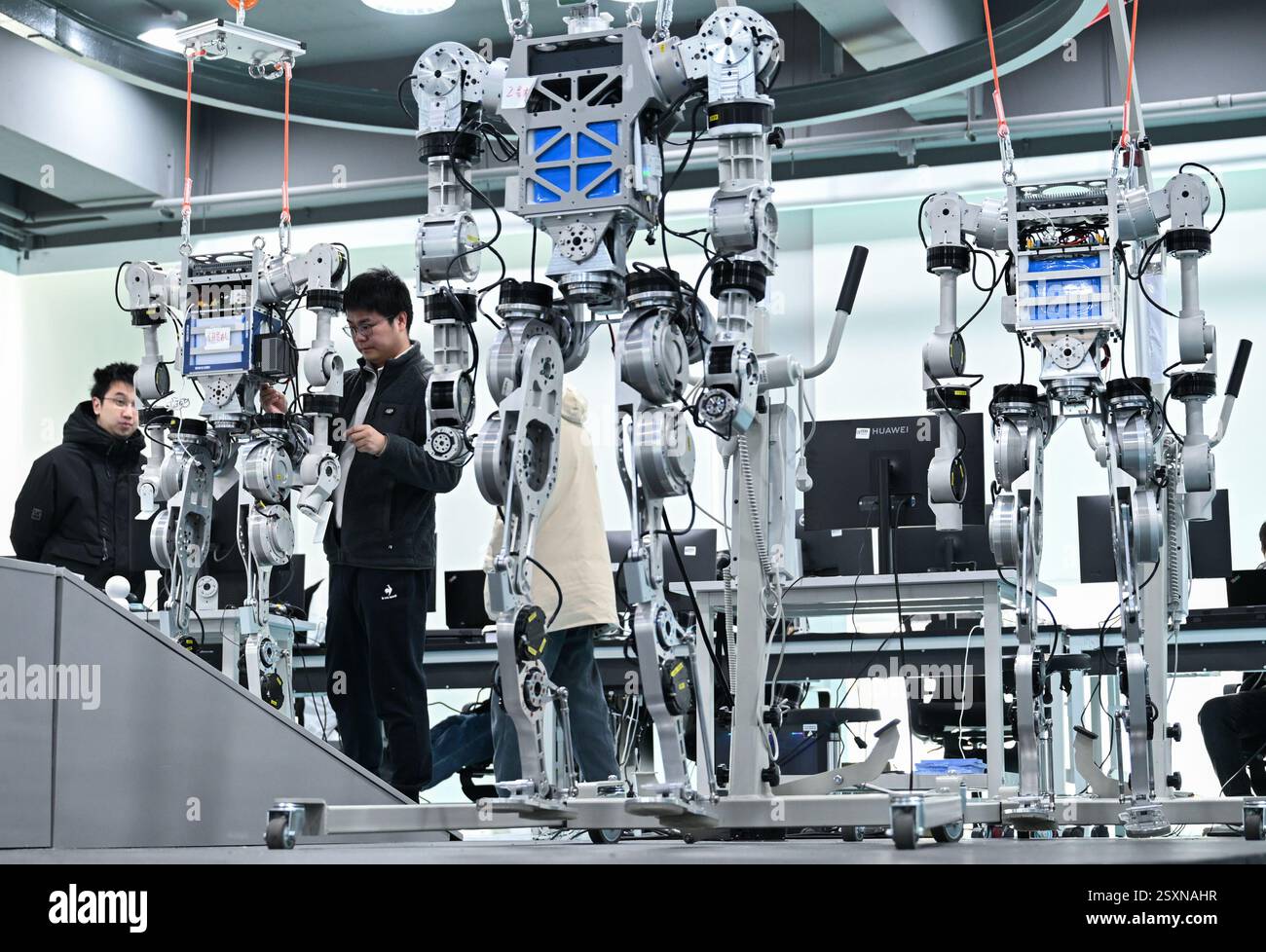 (250225) -- WUHAN, Feb. 25, 2025 (Xinhua) -- He Qi (2nd L), a member of ...