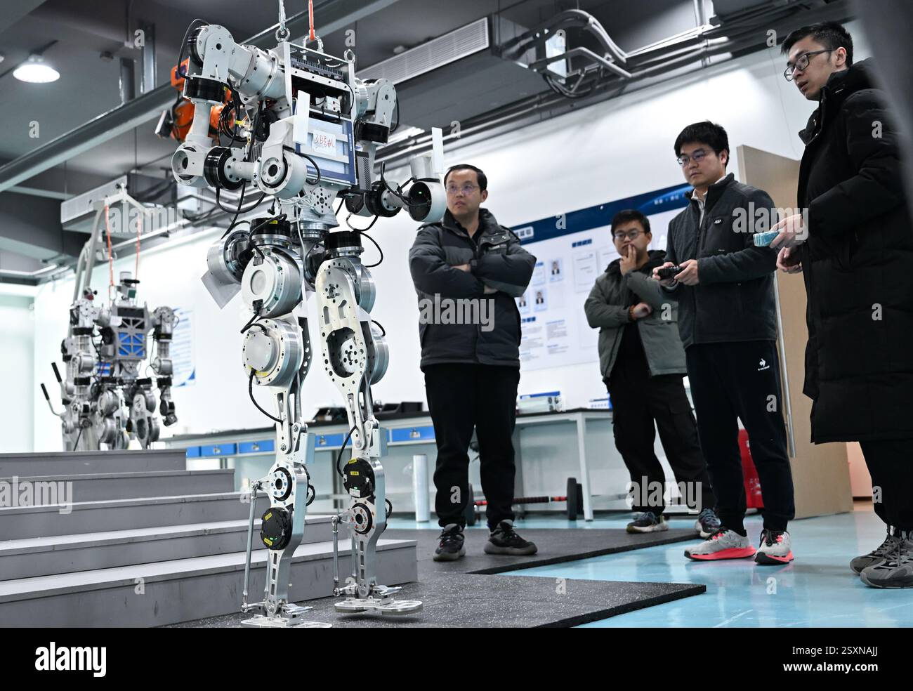 (250225) -- WUHAN, Feb. 25, 2025 (Xinhua) -- Members of the R&D team of Wuhan Glory Road ...