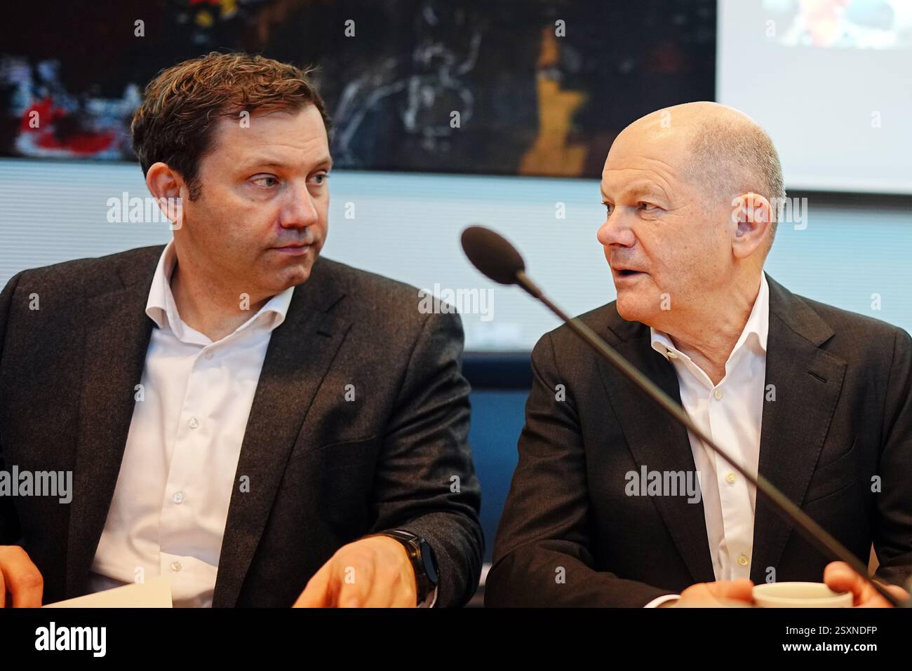 Berlin, Germany. 25th Feb, 2025. Lars Klingbeil (l), Federal Chairman ...