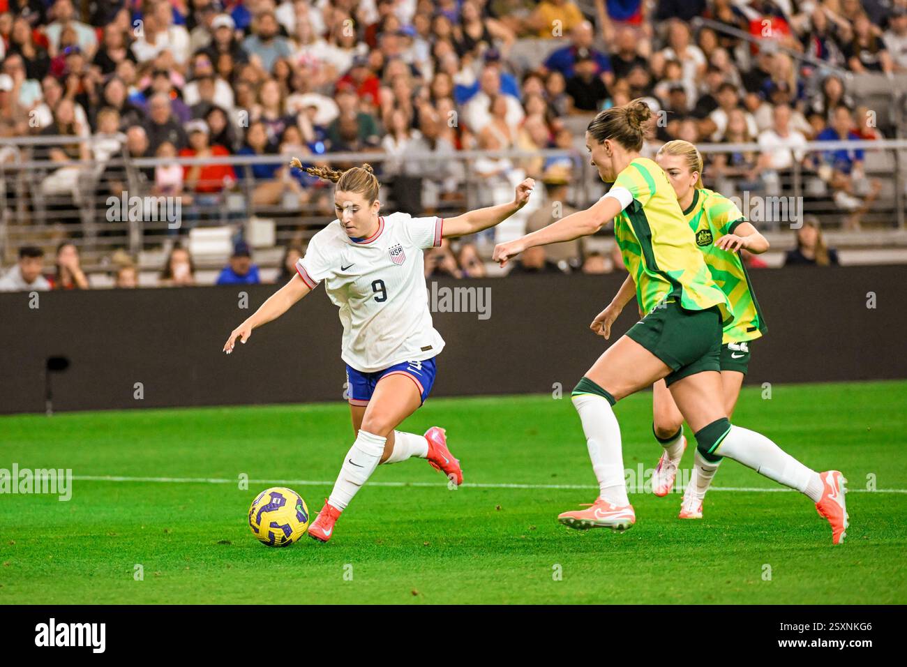 United States forward Ally Sentnor (9) passes the ball in the second ...