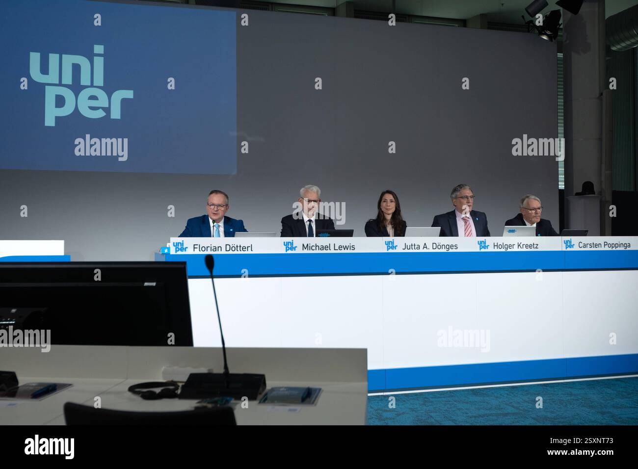 v.l. Florian DOETTERL, Dötterl, Leiter der Konzernkommunikation ...