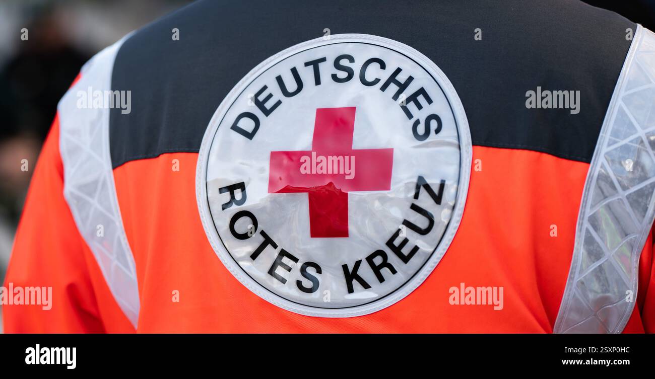 SYMBOL - 23 February 2025, Baden-Württemberg, Vöhringen: A paramedic ...