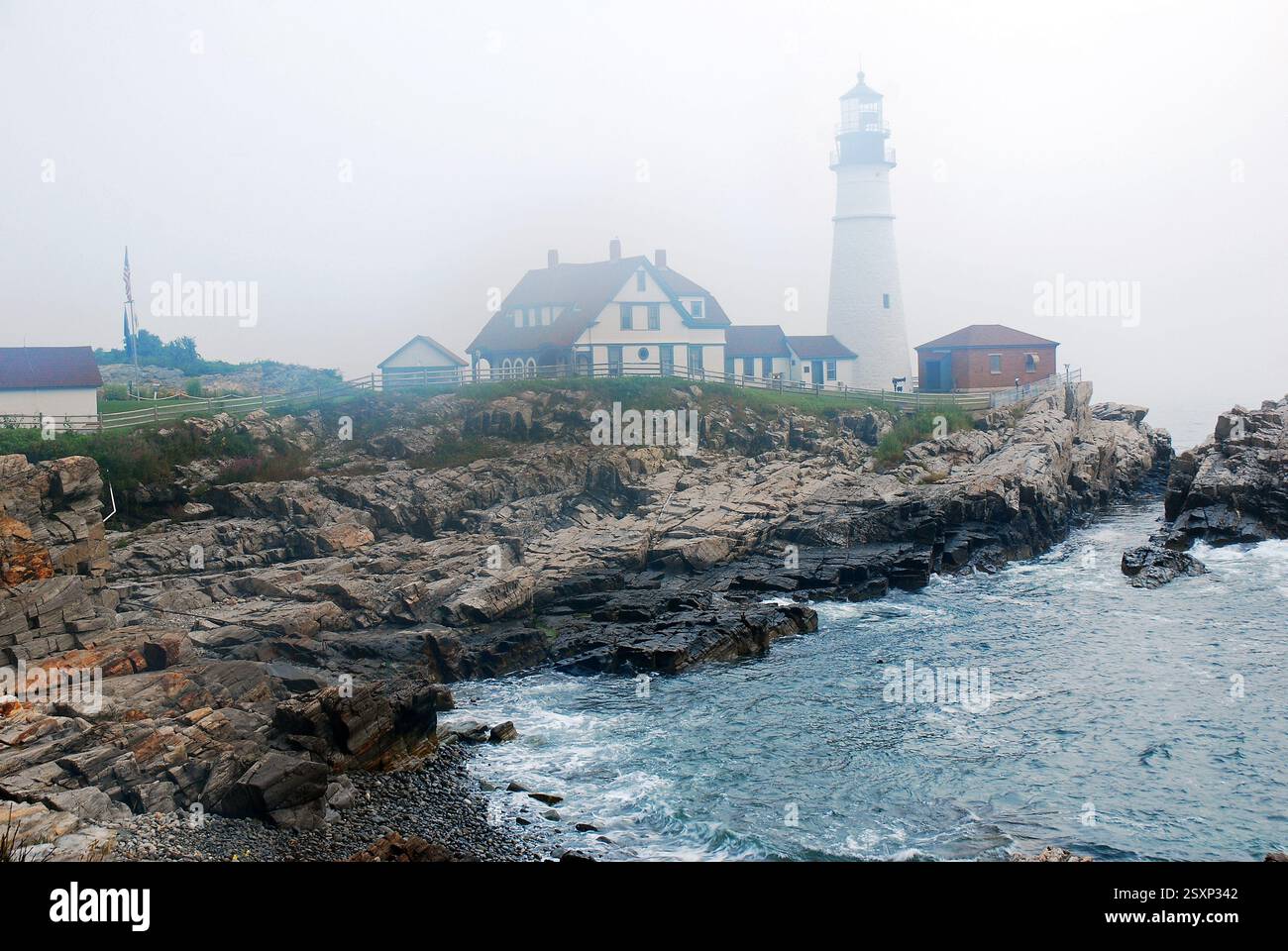 Lighthouse on rocky shore water hi-res stock photography and images - Alamy