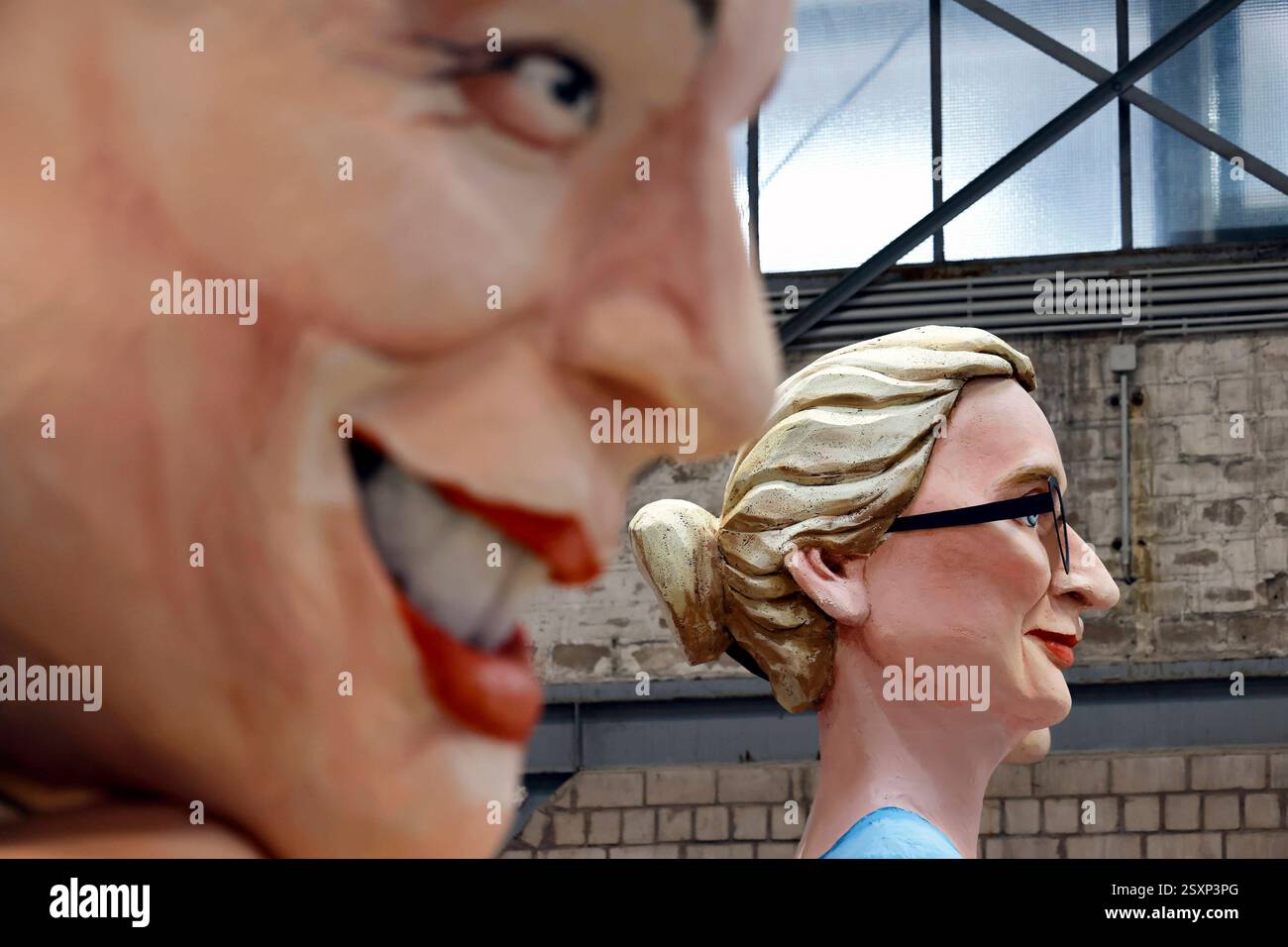 Motivwagen mit Unternehmer Elon Musk Tesla und Politikerin Alice Weidel ...