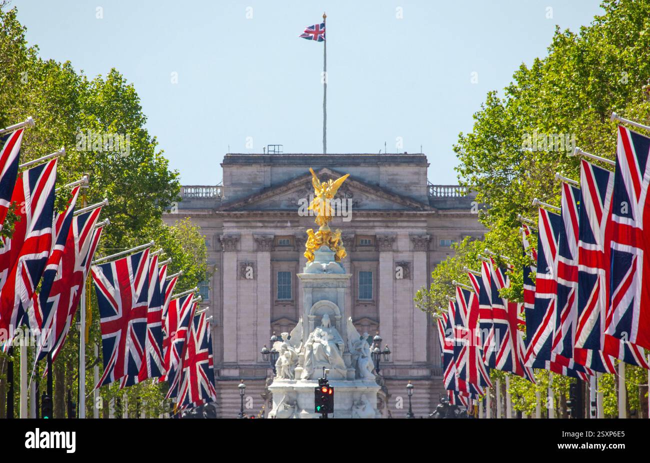 London, UK - May 26th 2023: The view down The Mall towards Buckingham Palace in London, UK Stock ...