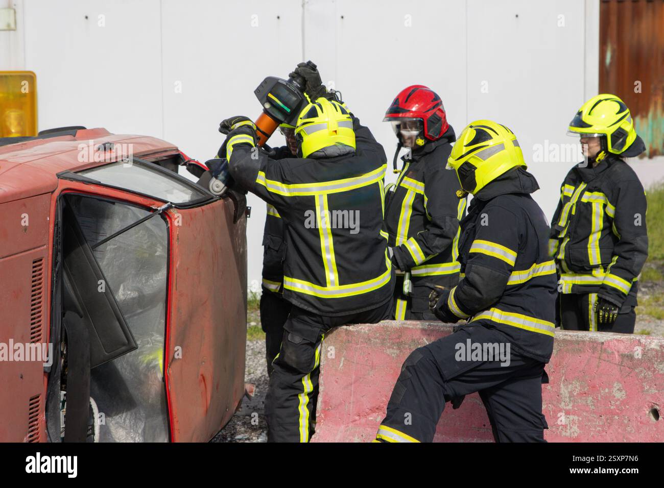Firefighters using extrication tool hi-res stock photography and images ...