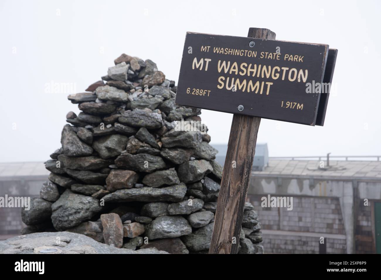 Mt. Washington Summit sign in Mount Washington State Park resting ...