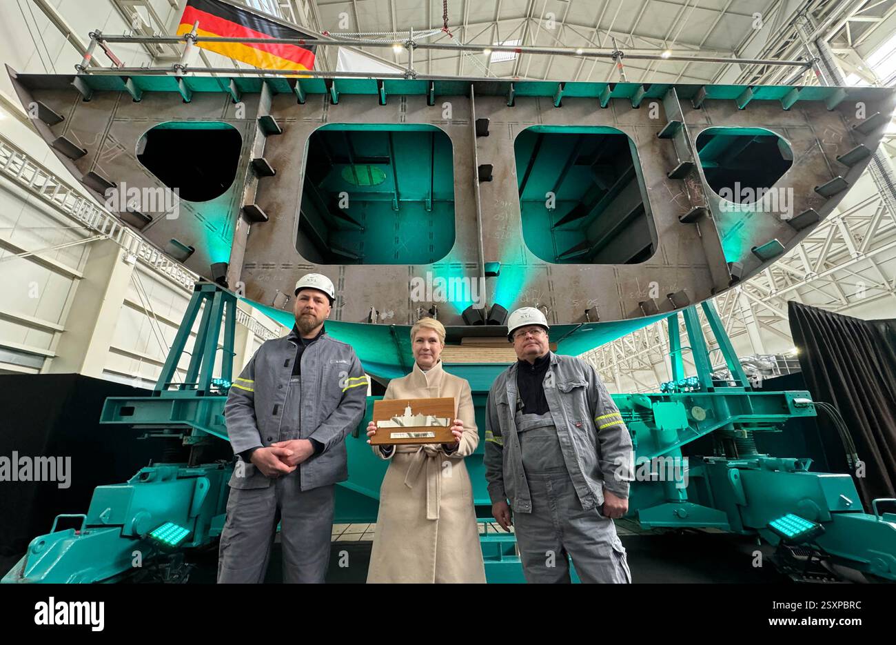 25 February 2025, Mecklenburg-Western Pomerania, Wolgast: Andre Loth (l ...