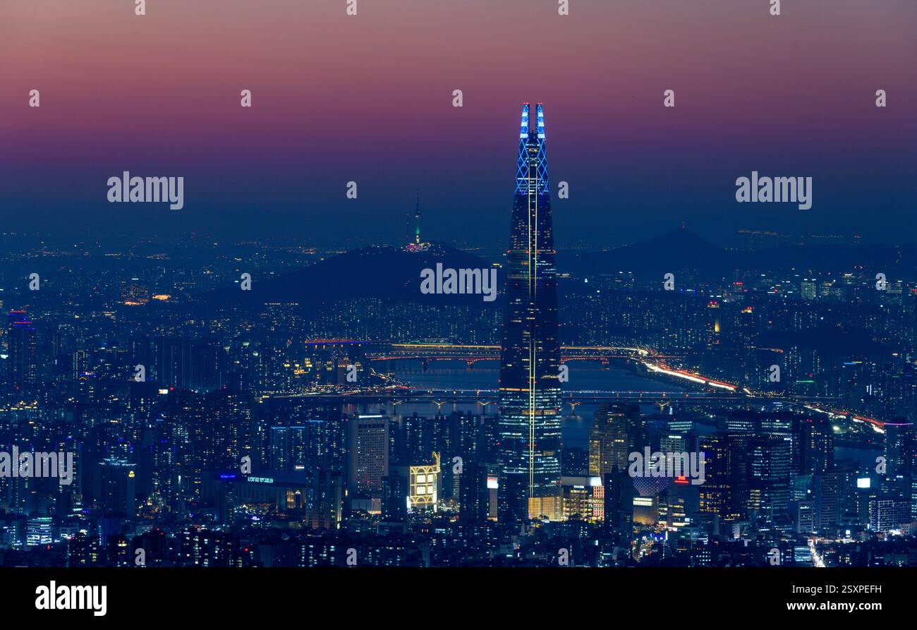 General view that shows the Hangang River and buildings between the ...